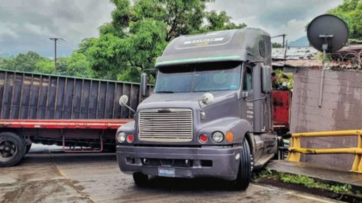 Furgón se desprende dañando un panelito, poste del tendido eléctrico y ...
