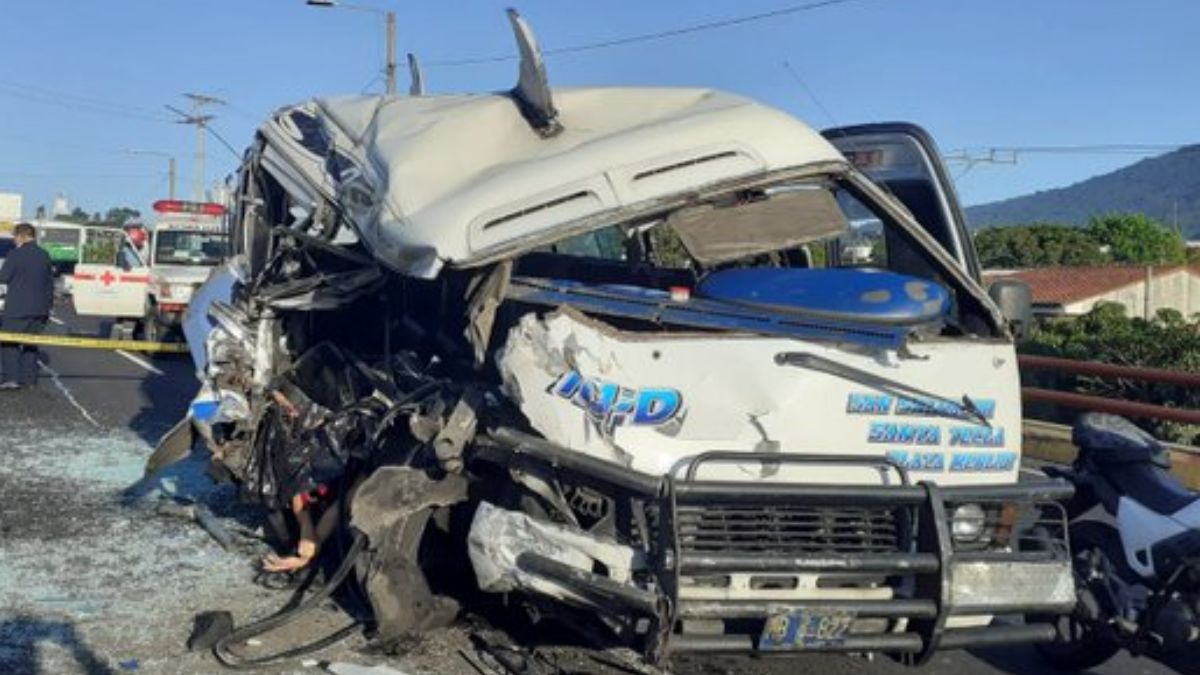 11 personas lesionadas y una fallecido tras choque de microbús de la ruta 101-D contra una ...