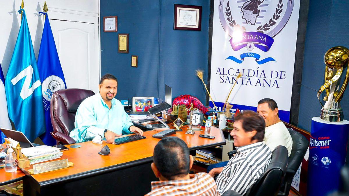 Alcalde Gustavo Acevedo se reunió con dos grandes ex jugadores de CD FAS Alcalde Gustavo Acevedo se reunió con dos grandes ex jugadores de CD FAS