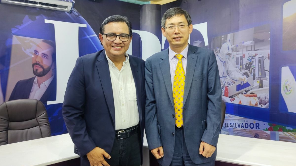 La Paz Times Televisión Digital recibe visita del Embajador de la ...