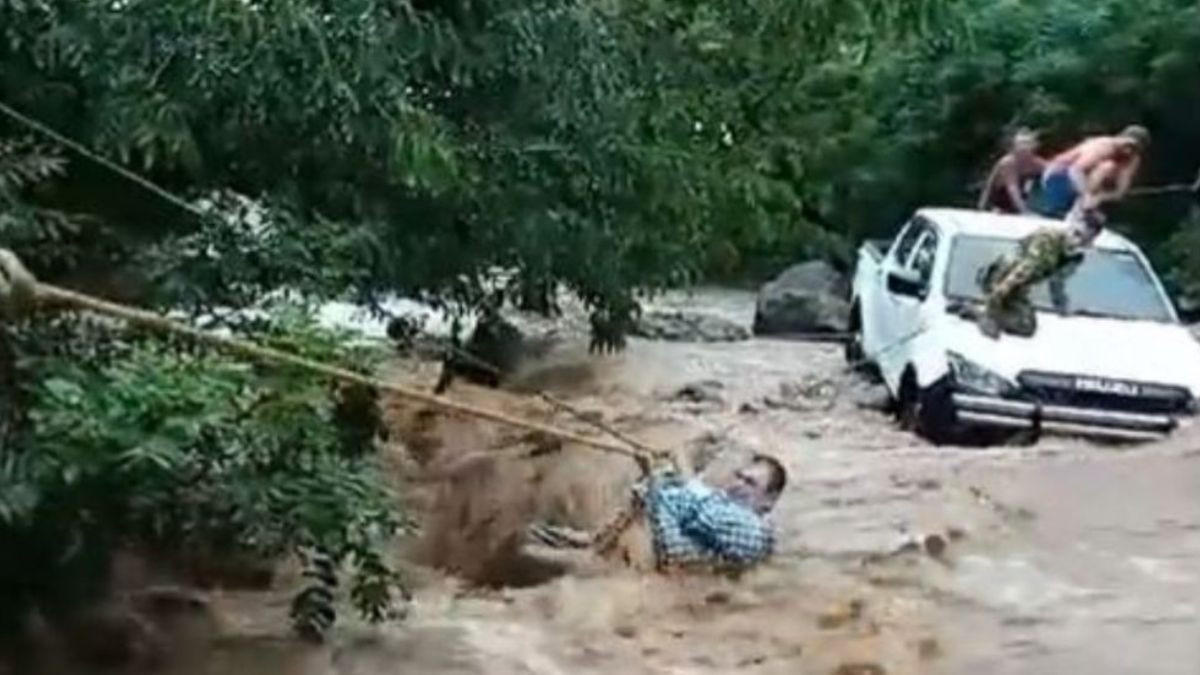 Soldados rescatan a dos hombres atrapados en un vehículo tras desborde de río en San Miguel ...