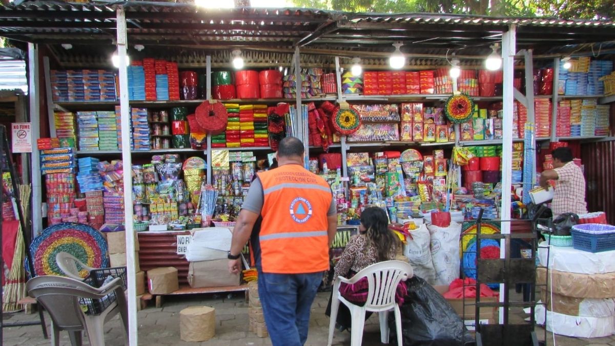 Autoridades de Santa Ana brindaron seguridad en compras navideñas Autoridades de Santa Ana brindaron seguridad en compras navideñas