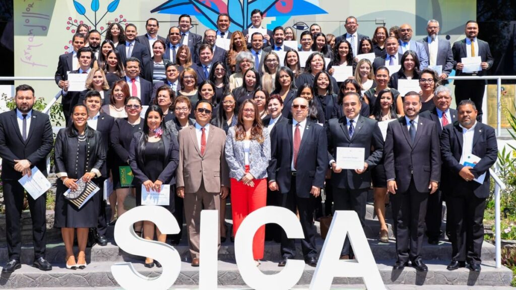 135 estudiantes se gradúan de la 4° edición del Diplomado sobre el SICA ...