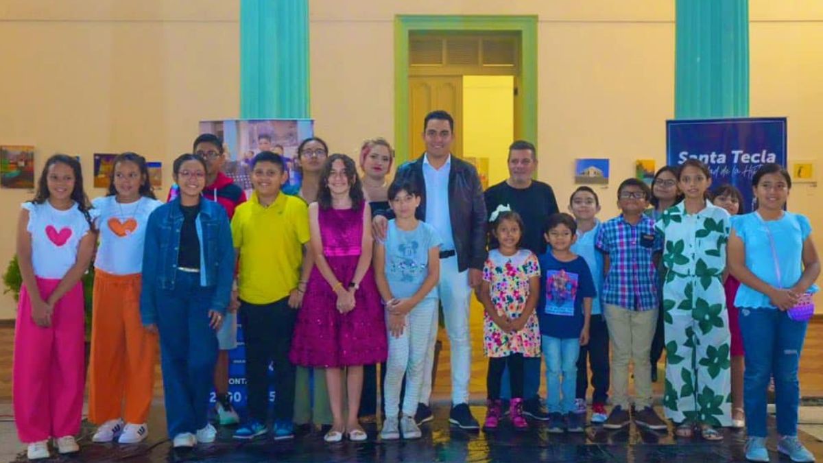 Henry Flores inauguró la primera exposición anual de Dibujo y Pintura ...