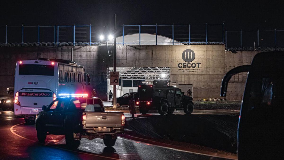 Autoridades efectúan traslado de más de 2,000 pandilleros al Cecot ...