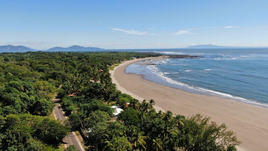 Medio Ambiente declara área natural protegida a la playa Maculis, en La ...