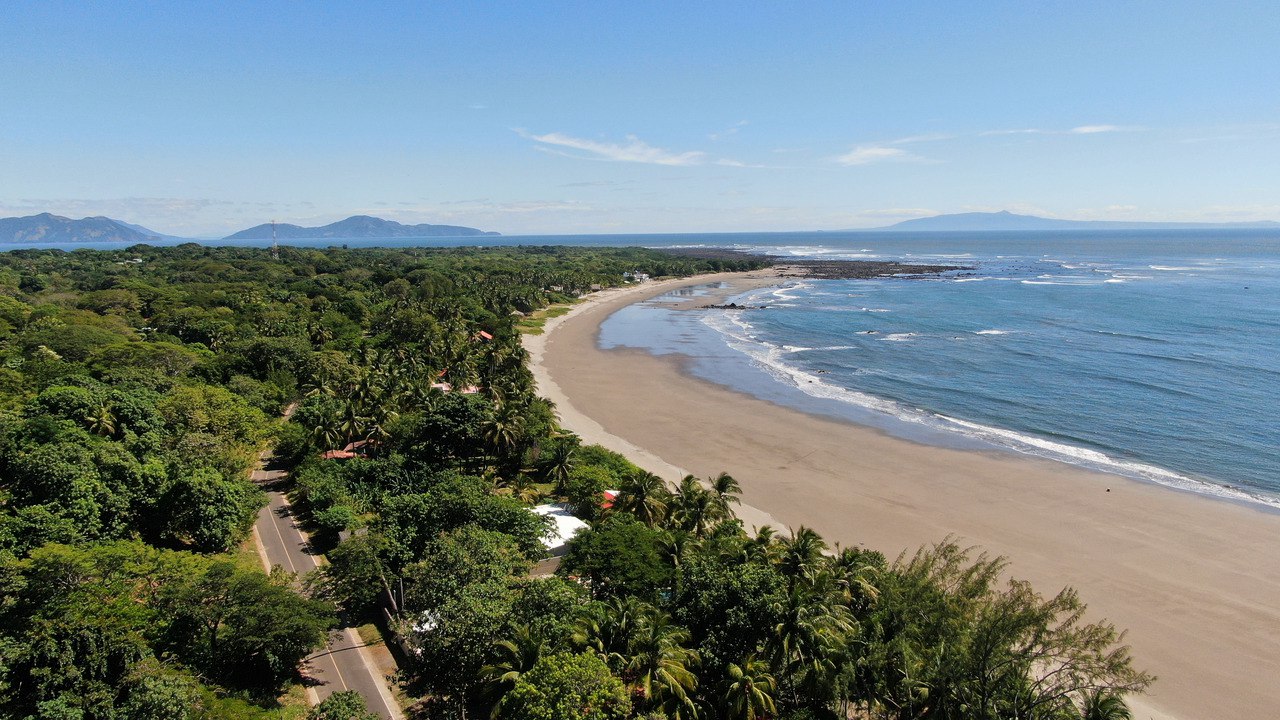 Medio Ambiente declara área natural protegida a la playa Maculis, en La ...