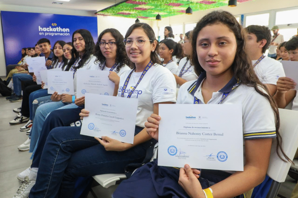 Ministerio de Educación premia a estudiantes destacados en primer ...